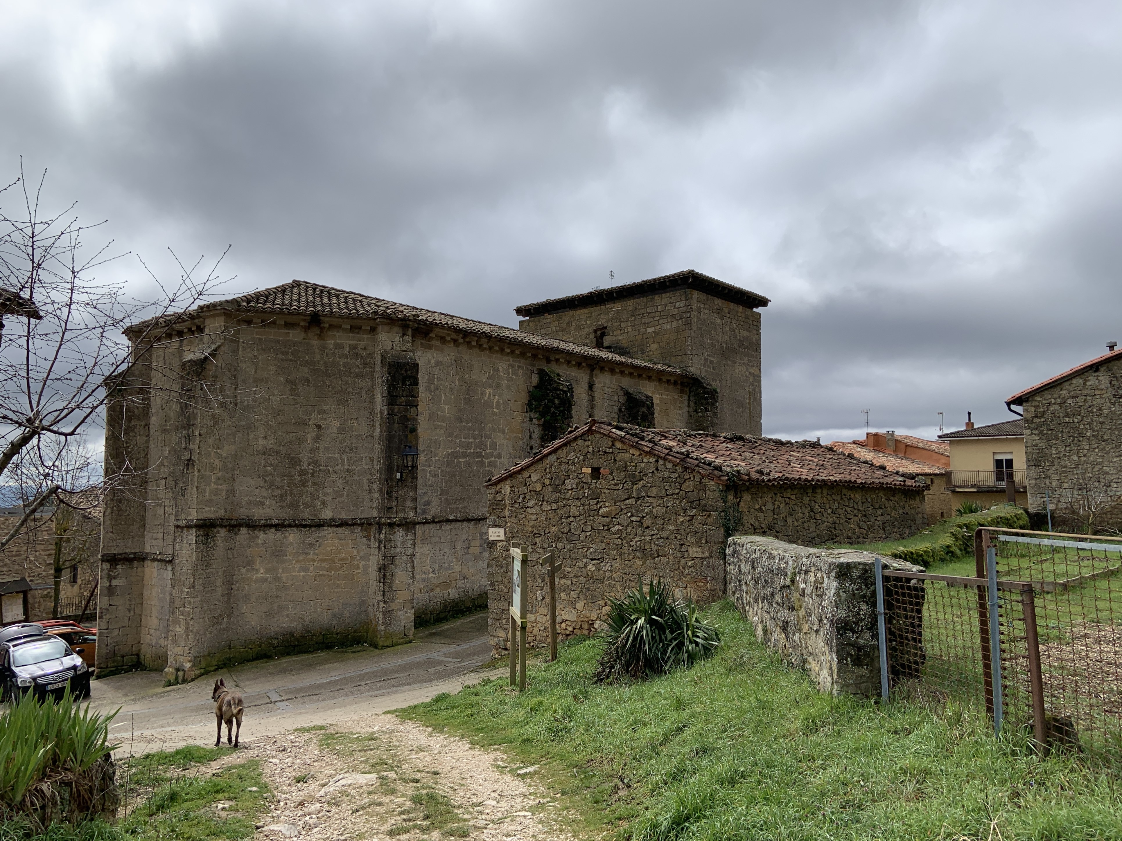 Mendikat → Lapoblación → La iglesia y el inicio del sendero de la ...